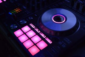 初心者DJが買うべきおすすめDJ機材5選と最適なモデルを選ぶためのポイント | Discpick