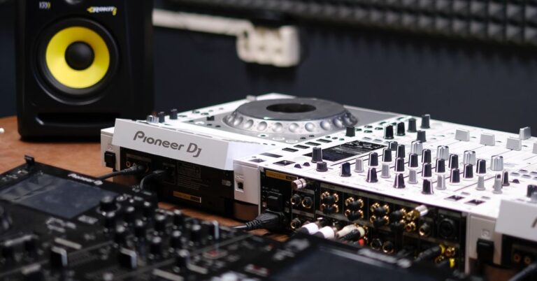 DJブースをスッキリさせてくれる便利アイテム6選 | Discpick