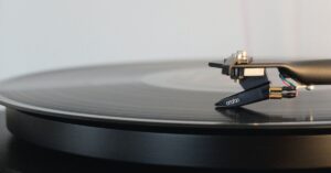 レコードの回転数はなぜ違う？33回転と45回転の違いとは | Discpick