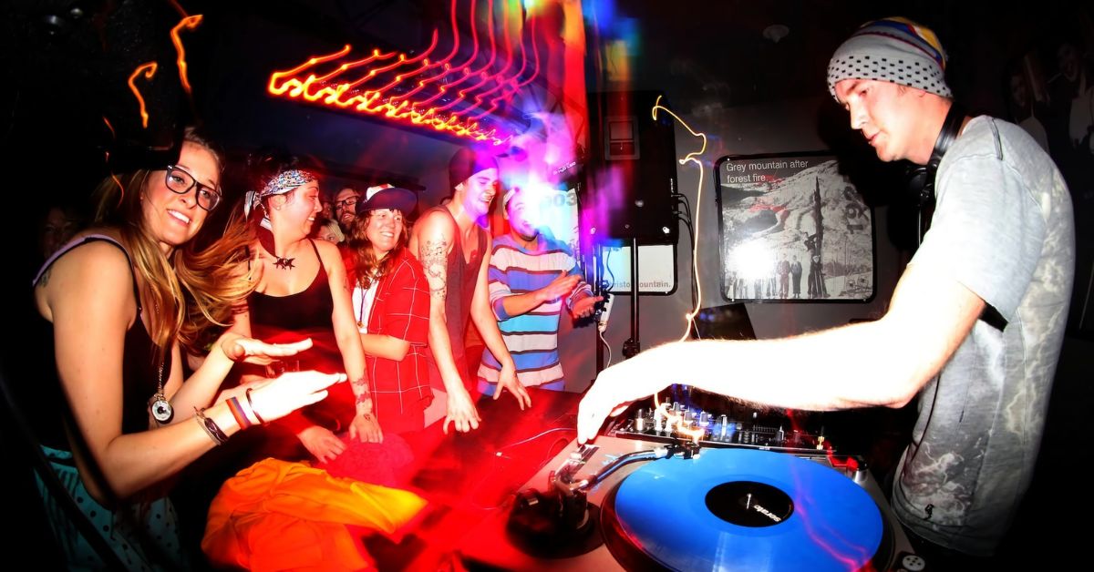 DJのスクラッチとは？スクラッチをはじめる方法や練習手順を解説 | Discpick