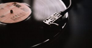 レコードの回転数はなぜ違う？33回転と45回転の違いとは | Discpick