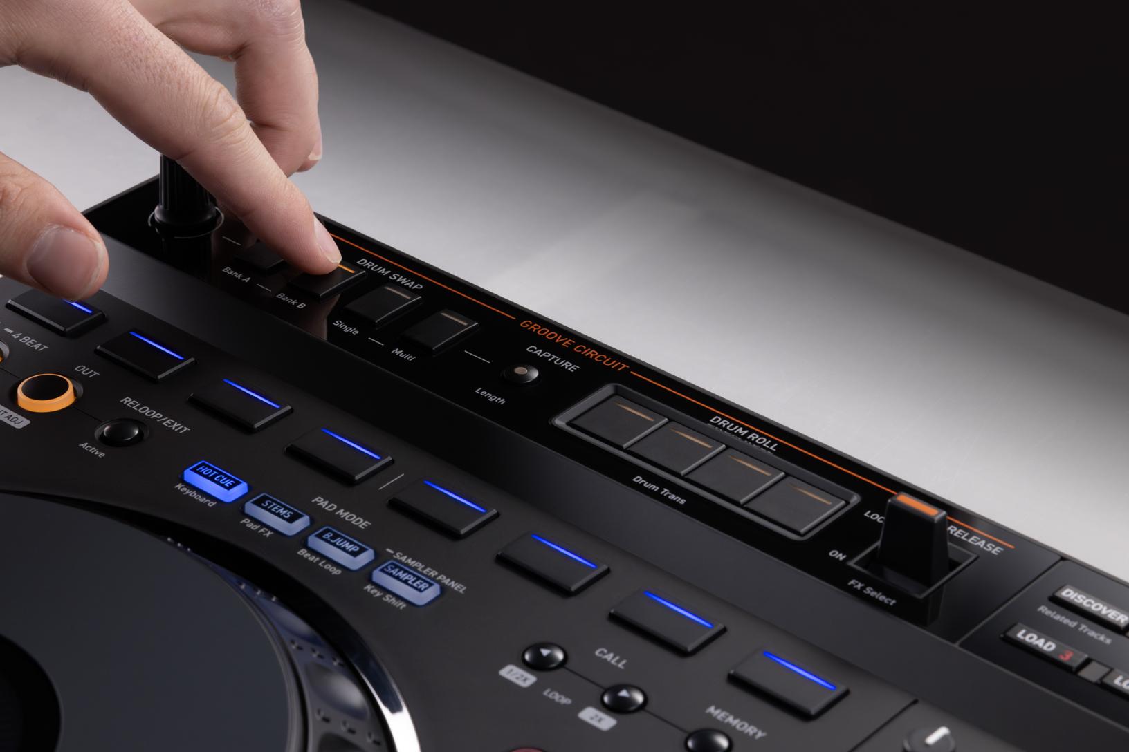 AlphaThetaより新たな4ch DJコントローラー「DDJ-GRV6」登場。ドラムパートを自在に操る新機能が搭載 | Discpick